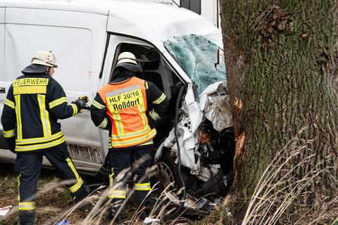 Transporter prallt auf B26 gegen einen Baum